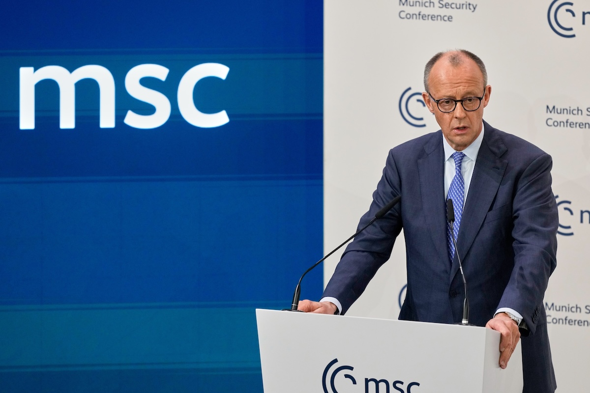 Friedrich Merz critica Donald Trump alla Conferenza sulla sicurezza di ...